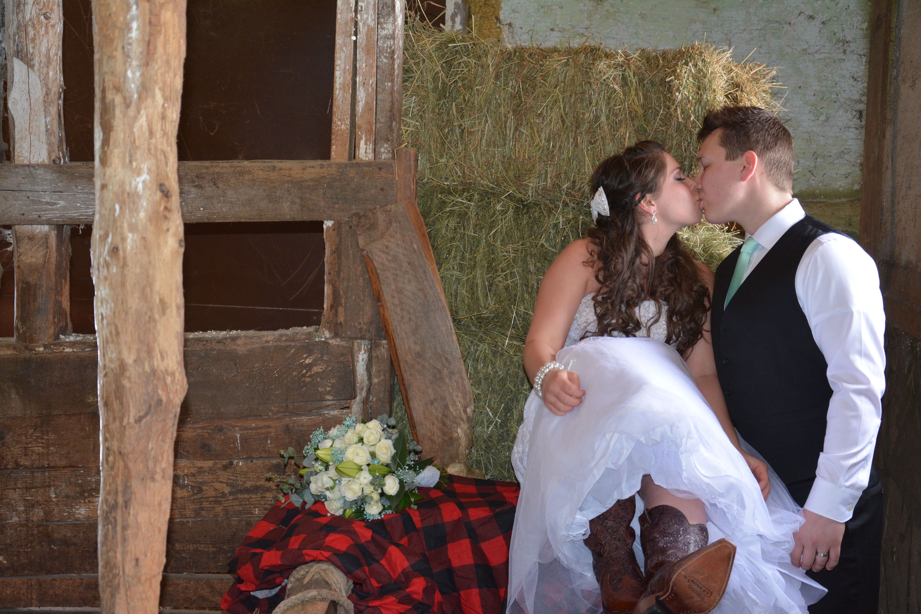 Kiss-in-the-Barn – La Grange Rouge
