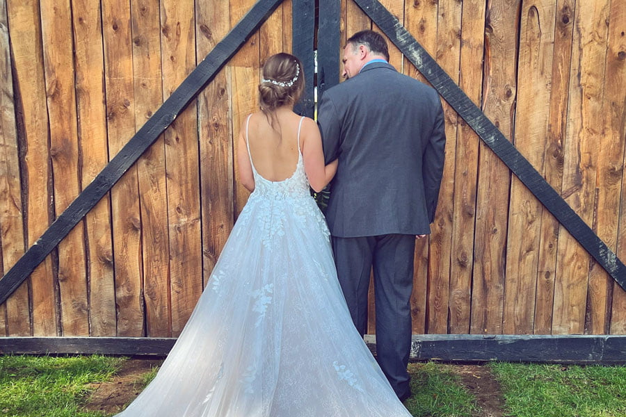 mariee-derriere-porte – La Grange Rouge